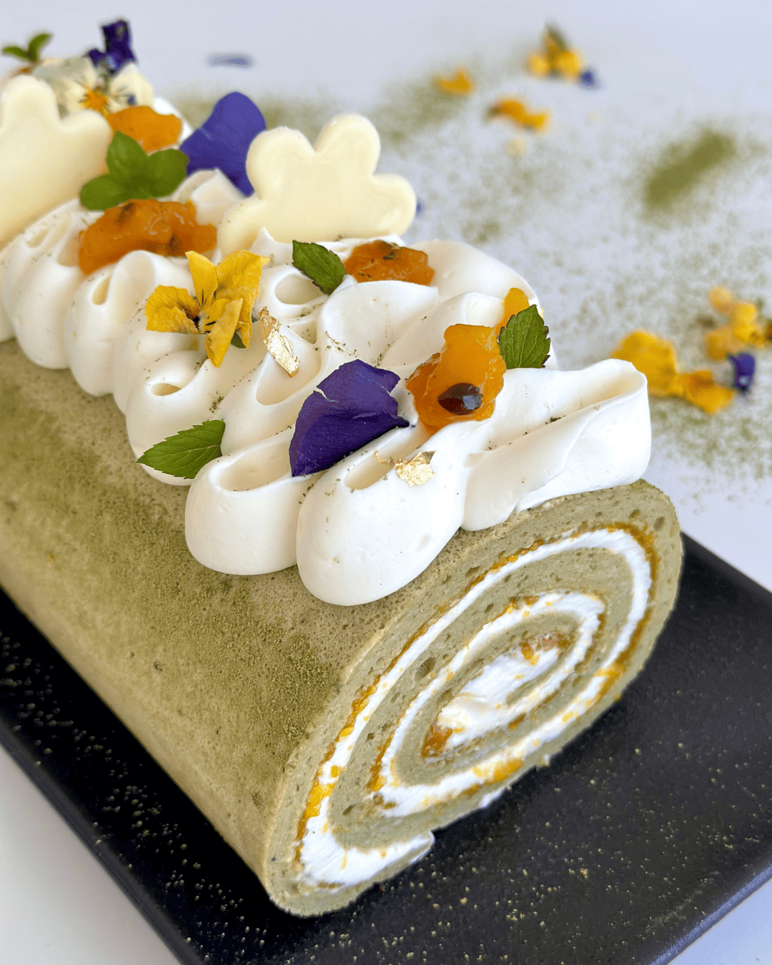 Červenec - ROLÁDA MATCHA, MANGO & KOKOS - Pastry.cz